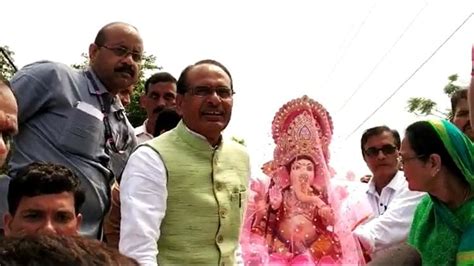 Ganesh Chaturthiसपरिवार गणेश प्रतिमा लेने पहुंचे सीएम इंदौर महापौर ने