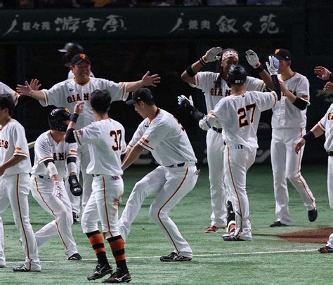 ＜巨・神＞サヨナラ弾を放った岸田（27）を大久保コーチらが出迎える（撮影・岸 良祐） ― スポニチ Sponichi Annex 野球