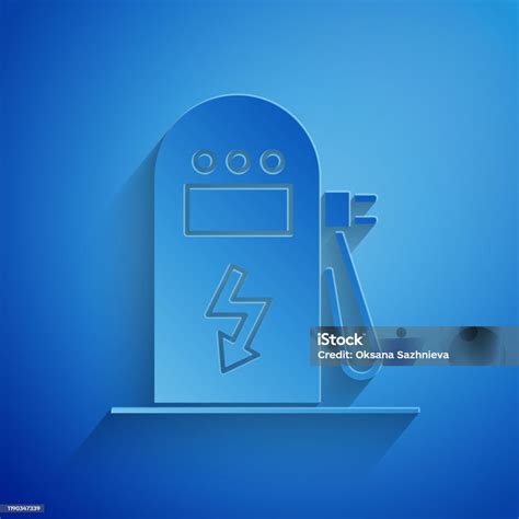 종이 잘라 전기 자동차 충전 스테이션 아이콘 파란색 배경에 격리 에코 전기 연료 펌프 기호입니다 종이 아트 스타일입니다 벡터