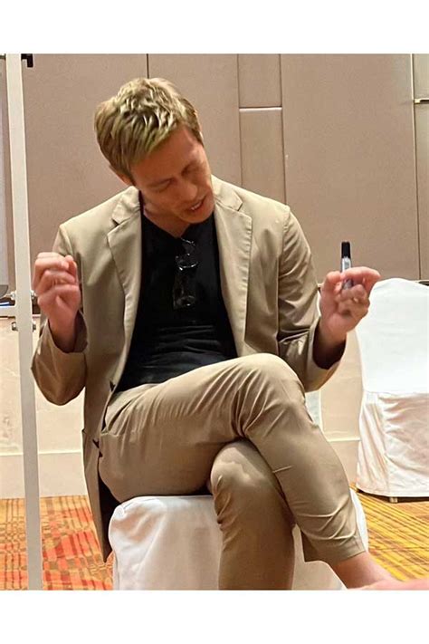 本田圭佑「写真で一言」 自身題材のボケを募集、コメント欄で笑いのバトル勃発 Encount