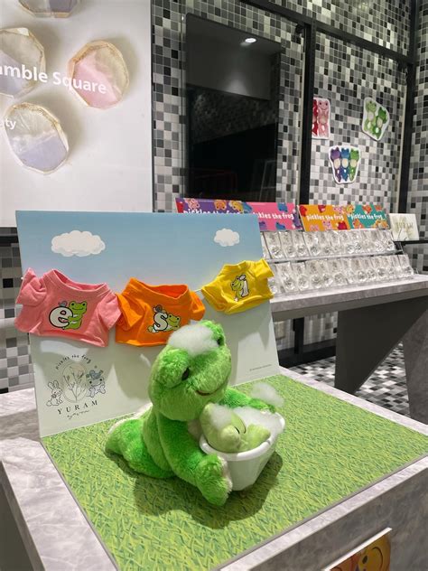 今日から渋谷スクランブルスクエアでポップアップ 今回はかえるのピクルスとコラボ🐸💓 初日の今日はオープンからすごい混んでるみたいです！ 私も朝