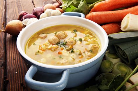 골수 만두와 당근국물 냄비에 다양한 신선한 야채 양파 다채로운 신선한 맑은 봄 수프 농촌 부엌 풍경 부용 고기에 대한 스톡 사진
