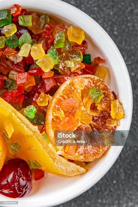 설탕에 절인 껍질과 과일 오렌지 금귤 귤 체리 망고 등 설탕 코팅 과일 신선하고 맛있는 음식 요리 맛있는 미식가 음식 테이블 배경 소박한 음식 평면도 복사 공간 감귤에 대한