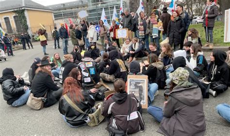 Les lycéens remuent les syndicats enseignants Librinfo74