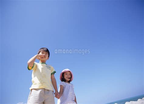 日本人の男の子と女の子と青空の写真素材 Fyi03867996 ストックフォトの Qlean Market（キュリンマーケット）