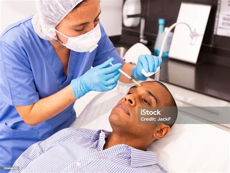 남성 고객을 위한 피부에 얼굴 필러를 주입하는 여성 미용사 감정에 대한 스톡 사진 및 기타 이미지 감정 개선 건강관리와 의술 Istock