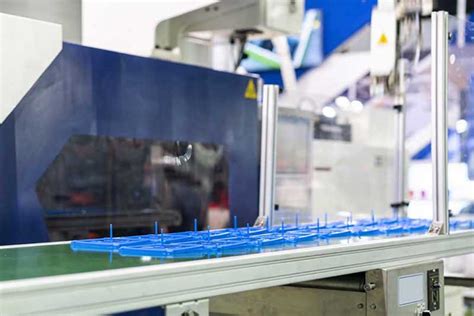 Como ajusto os parâmetros de uma máquina de moldagem por injeção