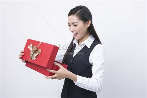 선물 상자를 손에 든 전문직 여성 사진 무료 다운로드 Lovepik