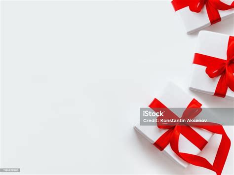 흰색 배경에 흰색 포장지에 선물 빨간 리본과 활 휴일 선물 공간을 복사합니다 3가지 개체에 대한 스톡 사진 및 기타 이미지 3가지 개체 겨울 공휴일 Istock