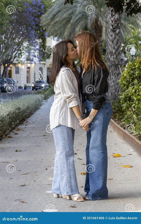 Dos Chicas Bes Ndose En El Parque Foto De Archivo Imagen De Vacaciones Pares
