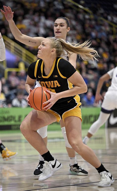 Clark Scores 32 No 5 Iowa Beats No 16 Kansas State 77 70 For Gulf