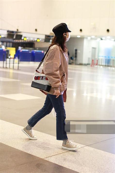 白百何離婚後「自我放棄」，衣服皺成一團，身材有發福跡象 每日頭條