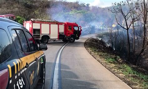 Carreta algodão tomba e carga pega fogo em rodovia de MT Mato