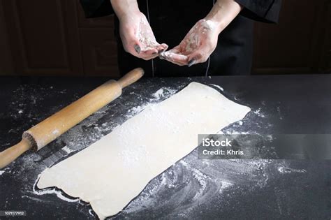 여자 손 박수 하 고 부엌 배경에 반죽 위에 흰 밀가루를 뿌리 빵집에서 손으로 반죽을 만들기 애플 장미 요리 과정입니다 베이킹에