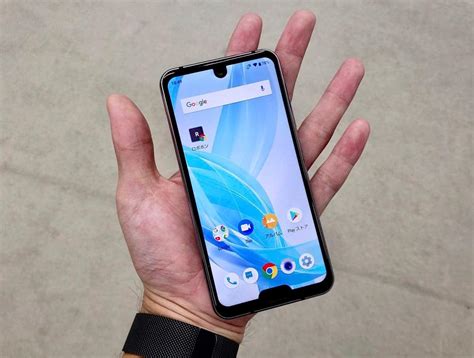 Sharp dévoile son smartphone Aquos R2 Compact à double encoche