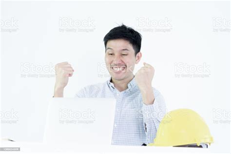아시아 직원 엔지니어 연봉 남자 책상에 앉아 고 흰색 배경에 고립 된 느낌 성공 및 승리 남자에 대한 스톡 사진 및 기타 이미지