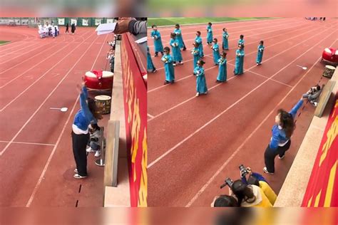 小学运动会开幕跳舞，家长在台下卖力指挥，瞬间成为全场焦点