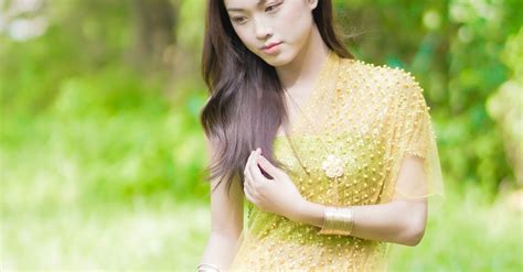 갈색 머리 경치 경치가 좋은 계절 고요한 긴 머리 꽃 액세서리 낭만적인 노란 드레스 노란 스카프 녹지 따뜻한 음색 레저 모델 부드러운 부드러운