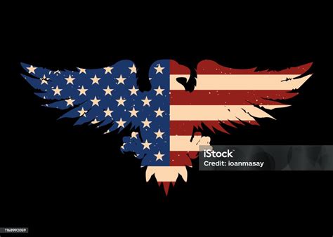 鷹剪影與usa國旗背景海報徽章標誌標籤的設計項目向量插圖向量圖形及更多旗幟圖片 旗幟 鷹 鳥 七月 Istock
