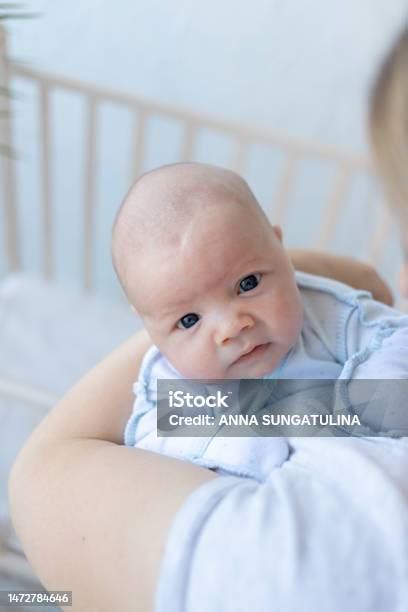 집에서 침대 근처에서 어머니의 팔에있는 신생아 출생 후 첫날 아기에 대한 부모의 사랑과 보살핌 1개월에 대한 스톡 사진 및 기타 이미지 Istock