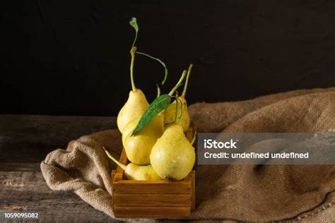 테이블에 나무 상자에 익은 배 소박한 나무 테이블 자연 배경 베가 신선한 익은 유기농 배 다이어트 음식 가 추수입니다 가방에 수 분이 많은 과일 가을에 대한 스톡 사진 및