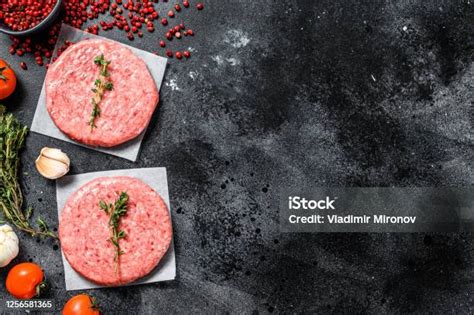 버거 패티 생 신선한 땅 다진 고기 검은 색 배경 맨 위 보기입니다 복사 공간 가루로 빻은에 대한 스톡 사진 및 기타 이미지 가루로 빻은 검은색 고기 Istock
