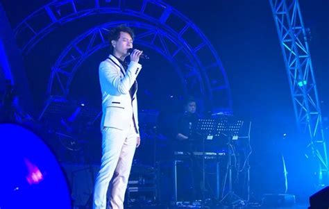 很火的一首歌曲，终于找到原唱的现场版，超好听！音乐流行乐好看视频