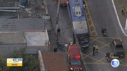 Vídeo Acidente entre moto e ônibus deixa motociclista morto na Zona