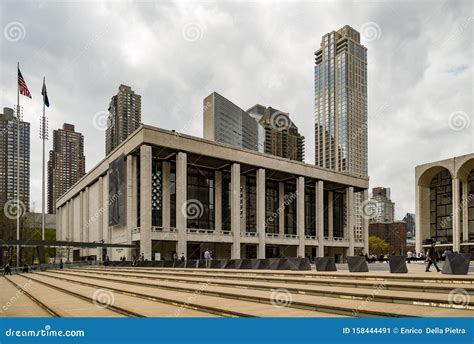 El Lincoln Center Plaza De Nueva York Alberga La Opera Metropolitana