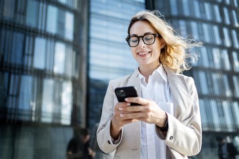 Premium Photo Writes A Message On The Phone A Business Woman With