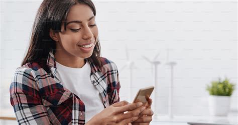 디지털 네이티브 유쾌한 멋진 젊은 여자가 스마트폰을 들고 소셜 네트워킹을 하는 동안 메시지를 입력 사진 Unsplash의 기술 이미지