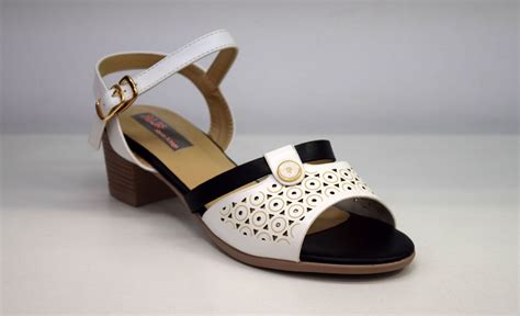 Дамски сандали на нисък ток 2802 бели Alis Bg Fashion And Style