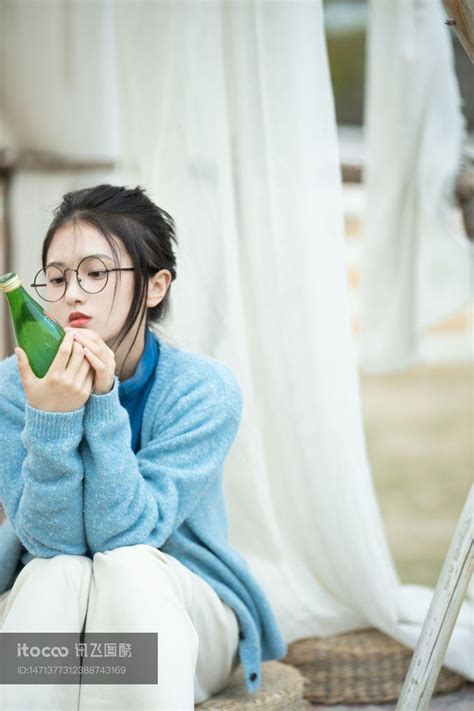 美女服装人物特写 讯飞图酷 正版图片素材库 让内容更有价值