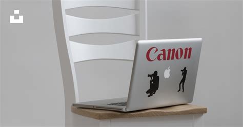 코카콜라 유리병 근처에 놓인 흰색과 갈색의 나무 테이블 위에 놓인 Macbook Pro 사진 Unsplash의 무료 회색 이미지