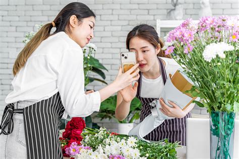 여성 플로리스트 그룹 아시아 인들은 결혼식 발렌타인 데이 또는 사랑하는 사람에게 줄 수있는 다양한 의식을 위해 주문하는 고객을