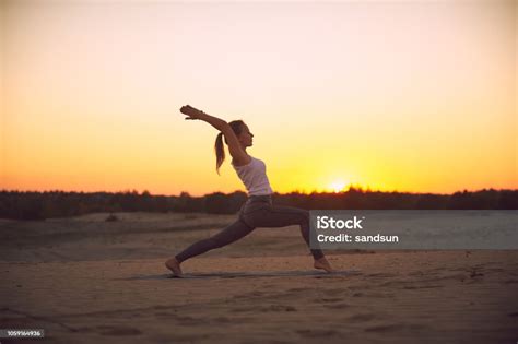아름 다운 젊은 여자 관행 요가 아사 나 Virabhadrasana 1전사 일몰에 사막에서 1 포즈 가냘픈에 대한 스톡 사진 및 기타 이미지 Istock
