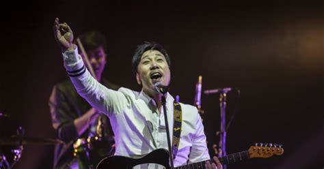 노을진 창가에 앉아 끝내 눈물 떨군 이문세