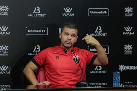 Umberto Louzer lamenta goleada que Atlético GO sofreu em partida contra
