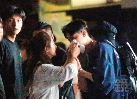 【打我朋友還想逃1】辣妹跪地淚崩求饒 臧芮軒懶理「忙陪teddy上救護車送急診」 Yahoo奇摩汽車機車