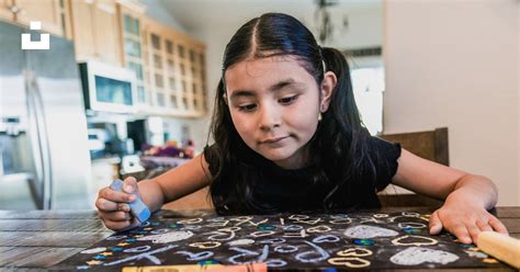 테이블에 앉아 크레용으로 그림을 그리는 어린 소녀 사진 Unsplash의 무료 소녀 이미지