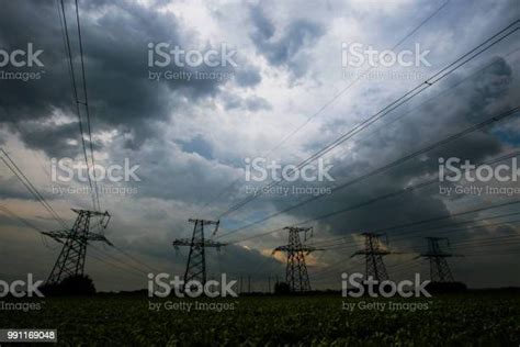 높은 전압 전원 라인 및 뇌우 전에 5 전기 Pylons 위에 아름 다운 극적인 하늘 0명에 대한 스톡 사진 및 기타 이미지