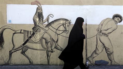 تعطيل نشر قانون جديد للعقوبات بحق النساء اللواتي لا يرتدين الحجاب في