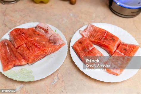 접시에 향신료가 들어간 국내 생 연어 필레 선택적 초점 클로즈업 0명에 대한 스톡 사진 및 기타 이미지 0명 Launch