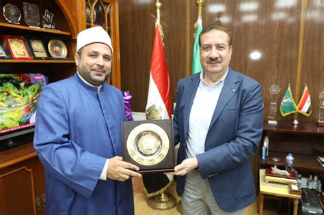 محافظ المنوفية يكرم رئيس الإدارة المركزية للمنطقة الأزهرية السابق