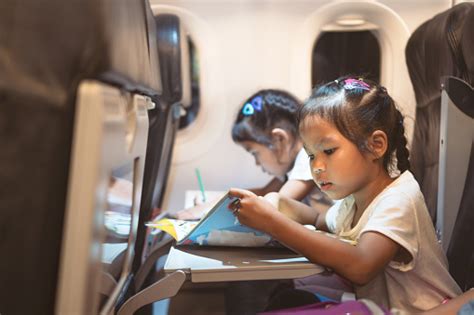 귀여운 아시아 아이 여자는 비행기로 여행 하 고 비행 동안 책을 읽고 여 시간을 보내는 아이에 대한 스톡 사진 및 기타 이미지 아이 비행기 여행 주제 Istock
