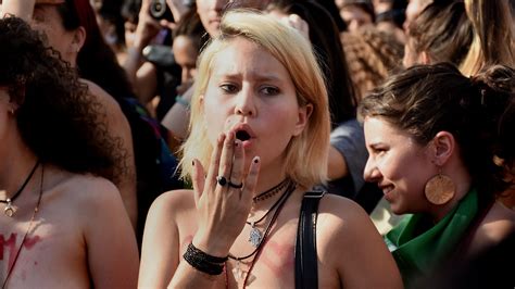 40 fotos del tetazo que se realizó en el Obelisco Infobae