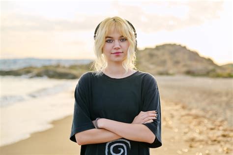 Confiada Mujer Adolescente Sonriente Con Los Brazos Cruzados Mirando A La C Mara Foto Premium