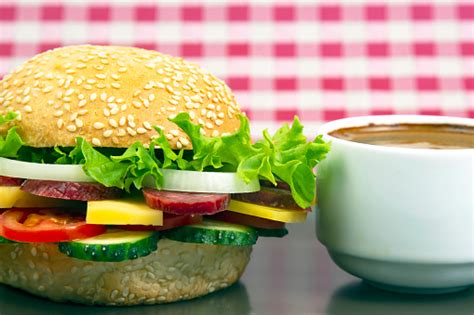 회색 배경에 야채와 소시지와 커피와 햄버거 패스트 푸드와 아침 식사 칼로리와 다이어트 건강한 식생활에 대한 스톡 사진 및 기타