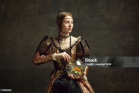 왕족의 초상화 빈티지 드레스를 입은 어린 소녀가 짙은 녹색 배경에 큰 수족관을 들고 있다 20 24세에 대한 스톡 사진 및 기타 이미지 Istock