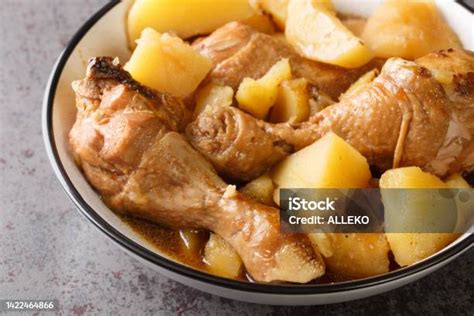 감자와 함께 달콤한 간장 소스에 담긴 Semur Ayam 치킨 스튜가 화이트 플레이트 클로즈업에 제공됩니다 가로 0명에 대한 스톡 사진 및 기타 이미지 Istock